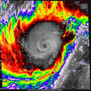 Terrifying videos documenting the passage of Typhoon Ray on the ...