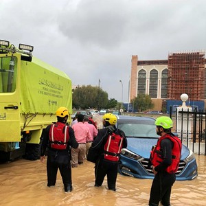Urgent - Oman | Rescue teams evacuate 5 people who were trapped in the ...