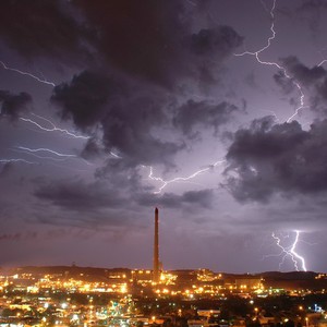 Video | A thunderbolt strikes a Saudi youth while documenting the Abha ...