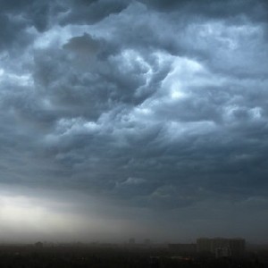 غيوم صيفية كثيفة عطلة نهاية الاسبوع، وزخات امطار متوقعة طقس العرب