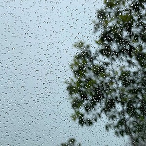 Eau Lapparition De Nuages Bas Avec Possibilité De Pluie Légère Dans