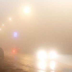 ضباب كثيف في أجزاء عديدة من المملكة وينصح بالقيادة بحذر على الطرقات
