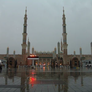 بالفيديو شاهد غزارة الامطار الهاطلة على المسجد النبوي الشريف نهار