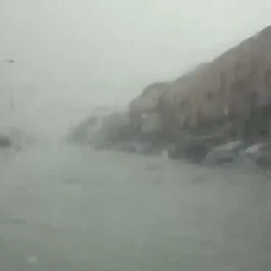 بالفيديو شاهد لحظة تساقط حبات البرد على الرياض ظهر الاربعاء