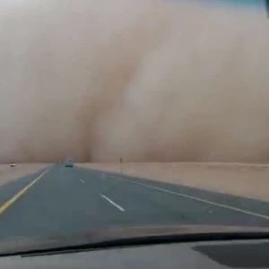 بالفيديو مواطن يواجه عاصفة رملية ضخمة في منطقة الجوف نهار الخميس طقس