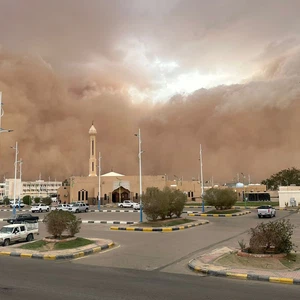 عاصفة رملية جدارية ضخمة اجتاحت منطقة الجوف بالسعودية وطقس العرب يوضح