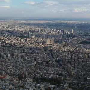 درجات حرارة دون مُعدلاتها السنوية نهار الأربعاء وزخات من المطر في بعض