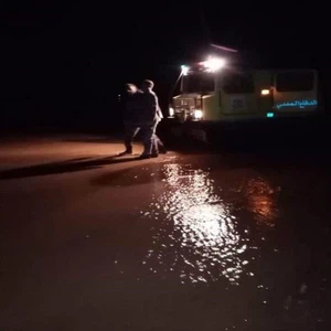 الأردن هجانة الأمن العام تنقذ مواطنين ومركبات داهمتها السيول في منطقة
