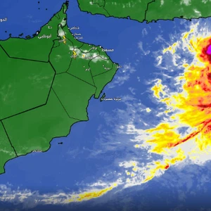 سلطنة عُمان 430م سُحب رعدية وأمطار مترافقة بالرياح الهابطة على أجزاء