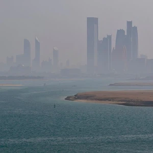الإمارات طقس صحو إلى غائم جزئي و رطب ليلاً و صباحاً مع احتمالية تشكل